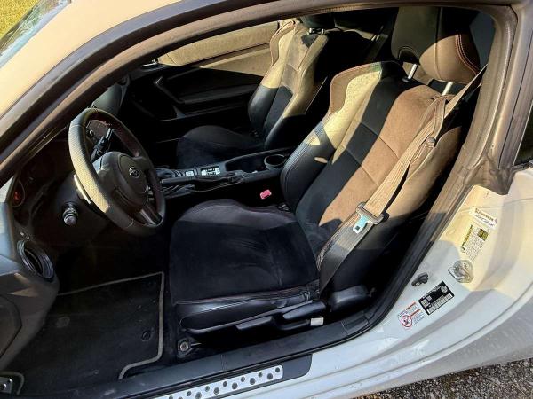 White Subaru BRZ 2014 in Elektrenai, with an engine capacity of 2.00 L and mileage of 190 thousand km for 11900 €, photo 6 on AUTOMOTO.COM.LV