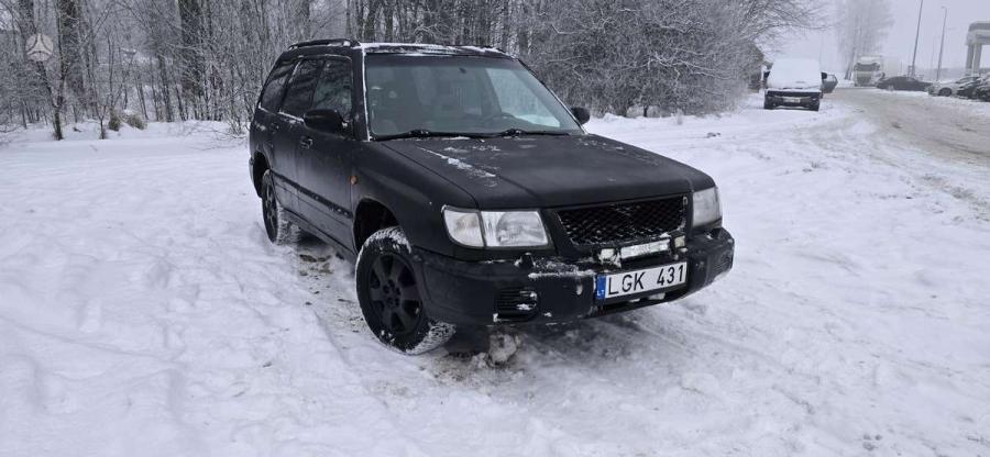 Black Subaru Forester 1998 in Kaisiadorys, with an engine capacity of 2.00 L and mileage of 364 thousand km for 1500 €, photo 1 on AUTOMOTO.COM.LV