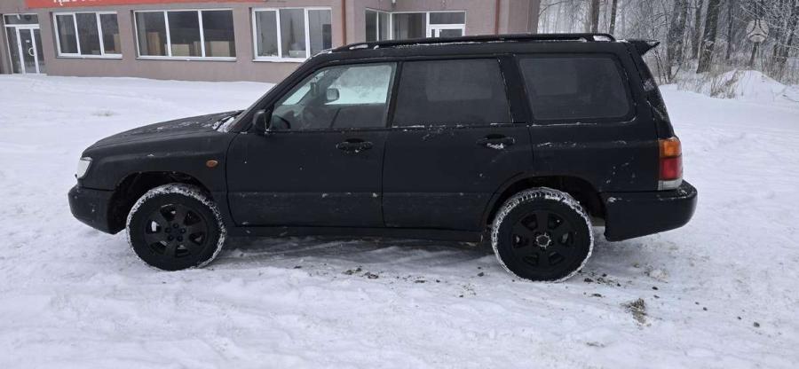 Black Subaru Forester 1998 in Kaisiadorys, with an engine capacity of 2.00 L and mileage of 364 thousand km for 1500 €, photo 2 on AUTOMOTO.COM.LV