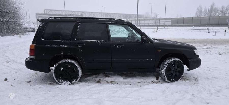 Black Subaru Forester 1998 in Kaisiadorys, with an engine capacity of 2.00 L and mileage of 364 thousand km for 1500 €, photo 5 on AUTOMOTO.COM.LV