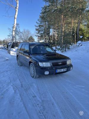 Melns Subaru Forester 1998 Viļņa, ar dzinēja tilpumu 2.00 L un nobraukumu 302 tūkst. km par 3500 €, foto  vietnē AUTOMOTO.COM.LV