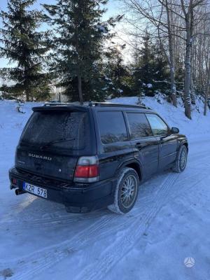 Melns Subaru Forester 1998 Viļņa, ar dzinēja tilpumu 2.00 L un nobraukumu 302 tūkst. km par 3500 €, foto 3 vietnē AUTOMOTO.COM.LV