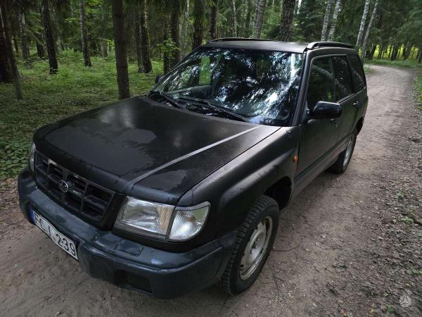 Black Subaru Forester 1998 in Radviliskis, with an engine capacity of 2.00 L and mileage of 287 thousand km for 1450 €, photo 1 on AUTOMOTO.COM.LV