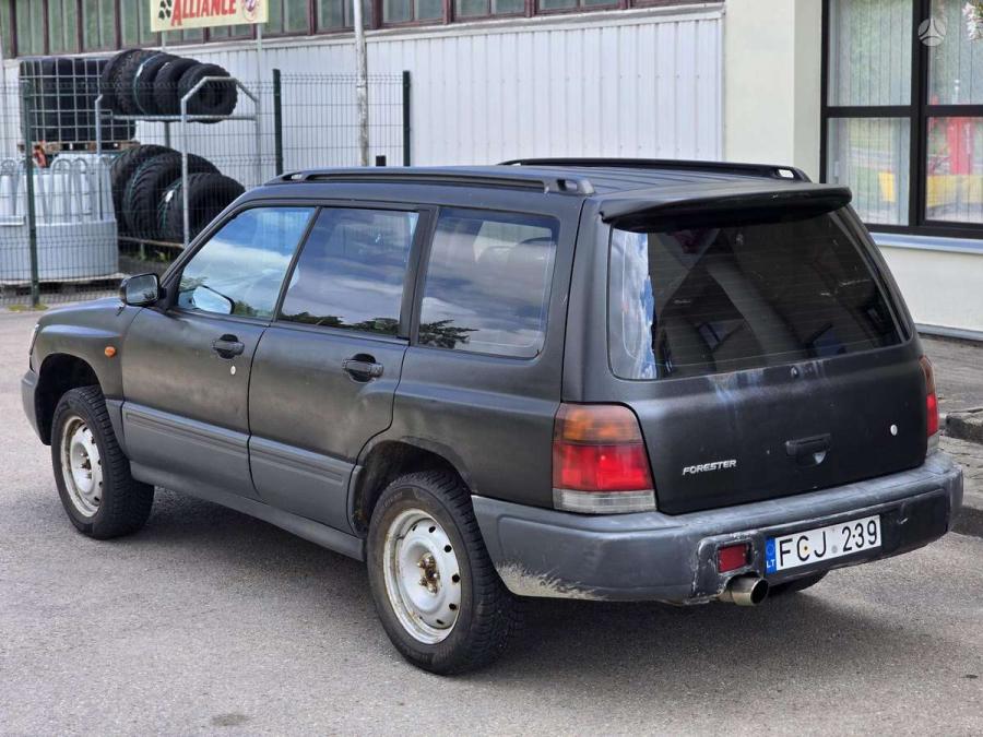 Black Subaru Forester 1998 in Radviliskis, with an engine capacity of 2.00 L and mileage of 322 thousand km for 1250 €, photo 4 on AUTOMOTO.COM.LV