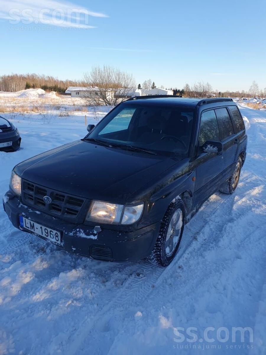Black Subaru Forester 1999 in Riga, with an engine capacity of 2.00 L and mileage of 354 thousand km for 1000 €, photo 1 on AUTOMOTO.COM.LV
