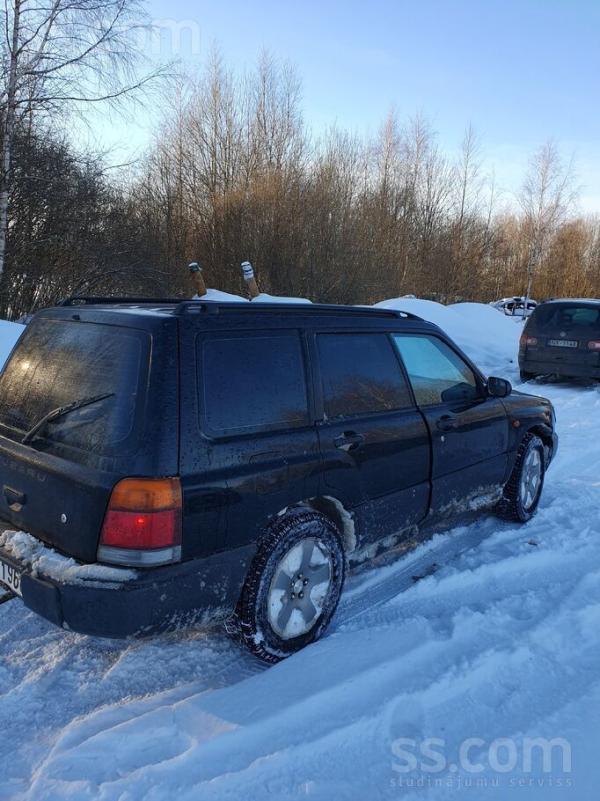 Black Subaru Forester 1999 in Riga, with an engine capacity of 2.00 L and mileage of 354 thousand km for 1000 €, photo 4 on AUTOMOTO.COM.LV