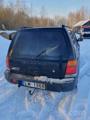 Black Subaru Forester 1999 in Riga, with an engine capacity of 2.00 L and mileage of 354 thousand km for 1000 €, photo 5 on AUTOMOTO.COM.LV