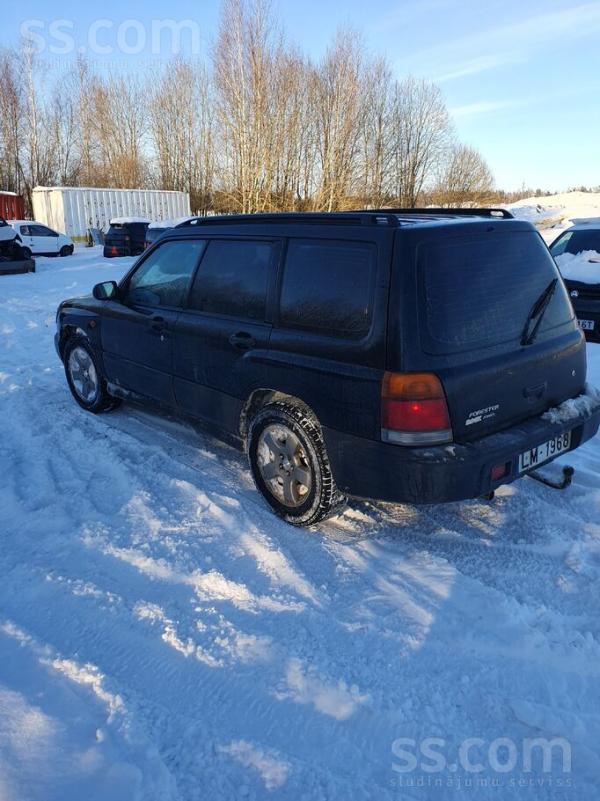 Black Subaru Forester 1999 in Riga, with an engine capacity of 2.00 L and mileage of 354 thousand km for 1000 €, photo 6 on AUTOMOTO.COM.LV