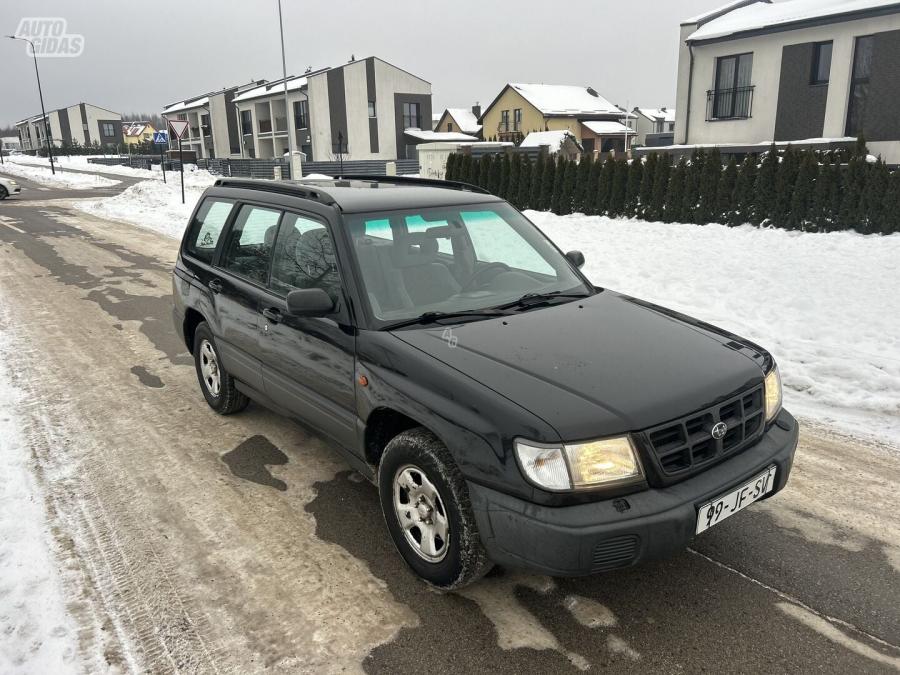 Black Subaru Forester 2000 in Vilnius, with an engine capacity of 2.00 L and mileage of 340 thousand km for 1950 €, photo 3 on AUTOMOTO.COM.LV