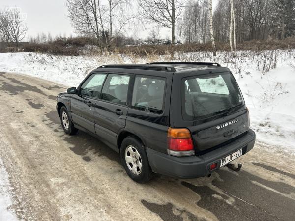 Black Subaru Forester 2000 in Vilnius, with an engine capacity of 2.00 L and mileage of 340 thousand km for 1950 €, photo 4 on AUTOMOTO.COM.LV