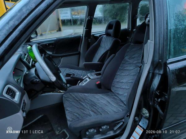 Black Subaru Forester 2000 in Jurbarkas, with an engine capacity of 2.00 L and mileage of 345 thousand km for 2000 €, photo 5 on AUTOMOTO.COM.LV