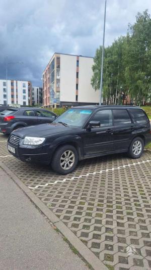 Black Subaru Forester 2005 in Vilnius, with an engine capacity of 2.00 L and mileage of 350 thousand km for 3800 €, photo  on AUTOMOTO.COM.LV