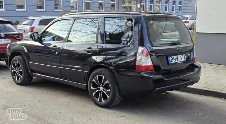 Melns Subaru Forester 2005 Viļņa, ar dzinēja tilpumu 2.00 L un nobraukumu 190 tūkst. km par 2500 €, foto 4 vietnē AUTOMOTO.COM.LV
