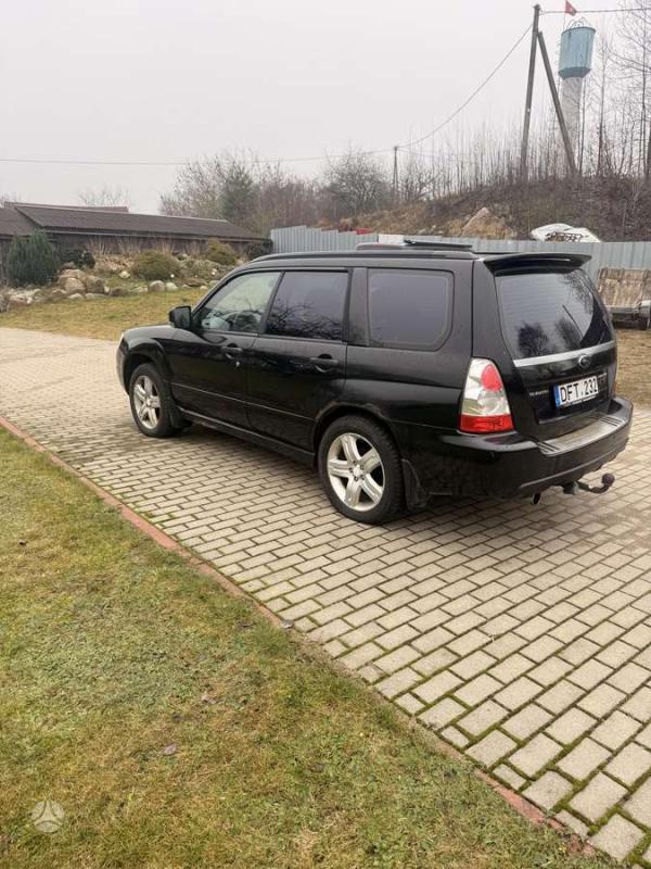 Black Subaru Forester 2006 in Trakai, with an engine capacity of 2.46 L and mileage of 305 thousand km for 1999 €, photo 4 on AUTOMOTO.COM.LV