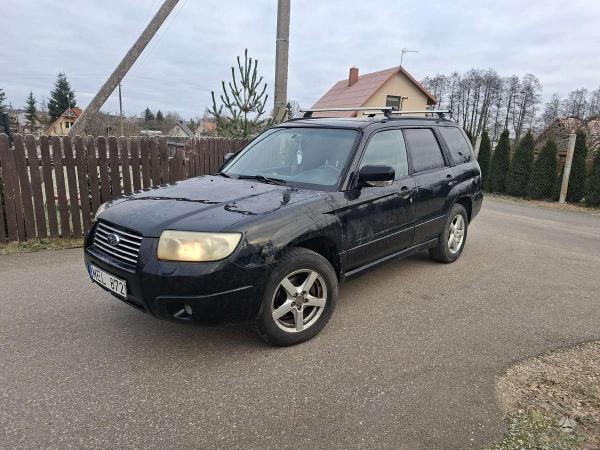 Black Subaru Forester 2006 in Sirvintos, with an engine capacity of 1.99 L and mileage of 349 thousand km for 1350 €, photo 1 on AUTOMOTO.COM.LV