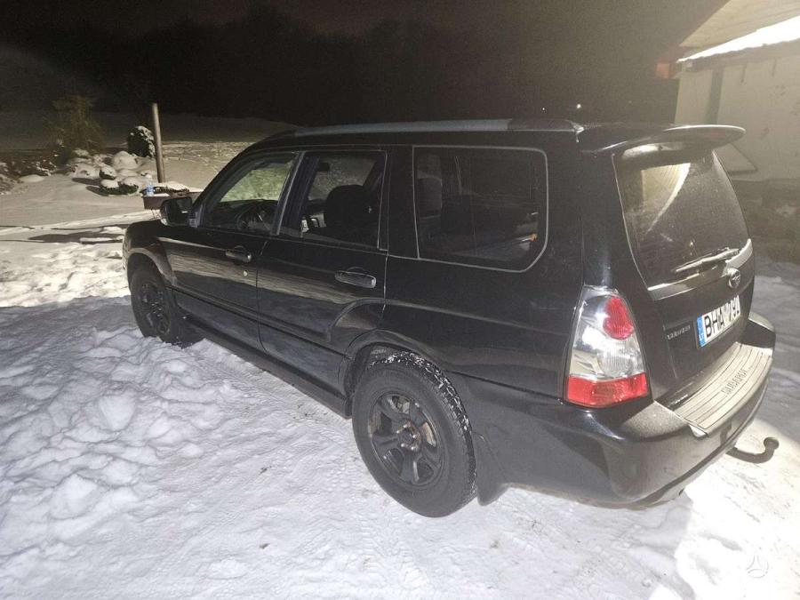 Black Subaru Forester 2006 in Kaisiadorys, with an engine capacity of 2.50 L and mileage of 330 thousand km for 4800 €, photo 4 on AUTOMOTO.COM.LV
