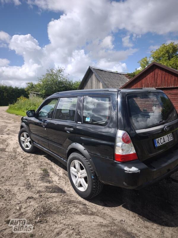 Black Subaru Forester 2006 in Pagegiai, with an engine capacity of 2.50 L and mileage of 224 thousand km for 3600 €, photo 4 on AUTOMOTO.COM.LV