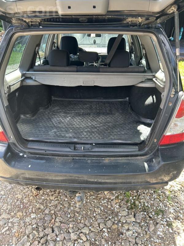 Black Subaru Forester 2007 in Riga, with an engine capacity of 2.00 L and mileage of 301 thousand km for 1900 €, photo 5 on AUTOMOTO.COM.LV