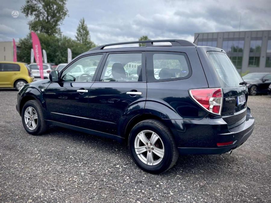 Black Subaru Forester 2008 in Vilnius, with an engine capacity of 2.00 L and mileage of 218 thousand km for 4799 €, photo 3 on AUTOMOTO.COM.LV