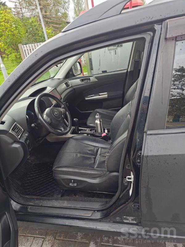 Black Subaru Forester 2008 in Riga, with an engine capacity of 2.50 L and mileage of 378 thousand km for 3000 €, photo 5 on AUTOMOTO.COM.LV