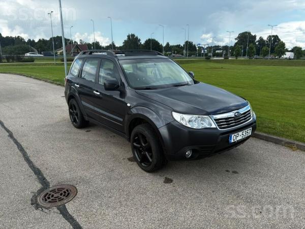 Black Subaru Forester 2009 in Ogre, with an engine capacity of 2.00 L and mileage of 365 thousand km for 2300 €, photo 1 on AUTOMOTO.COM.LV