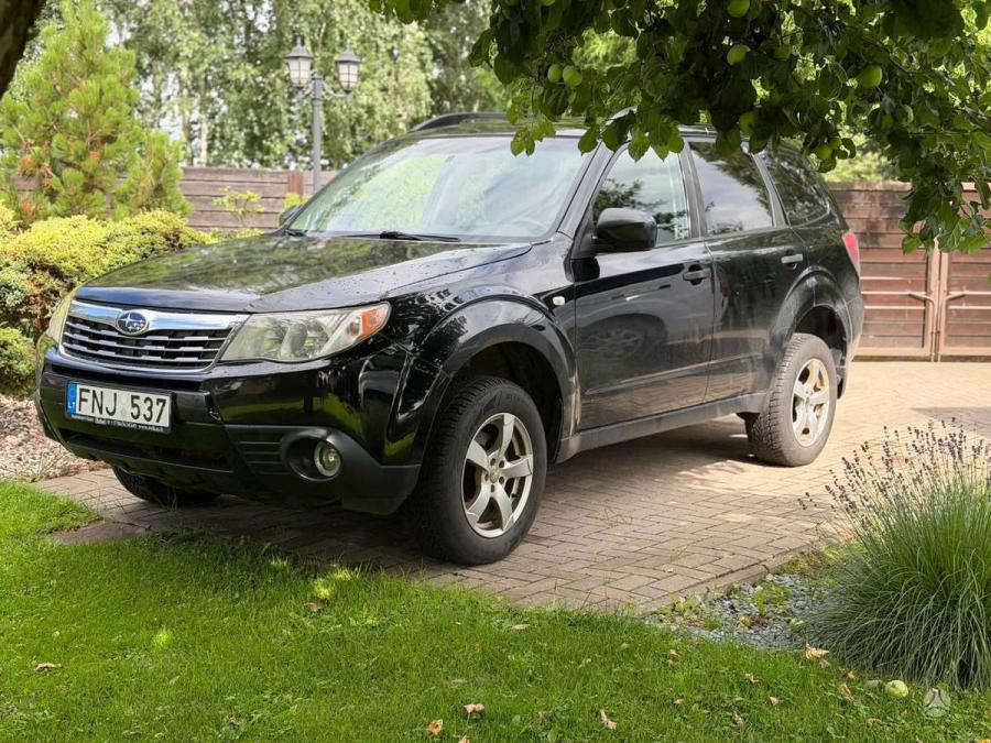Black Subaru Forester 2010 in Kaunas, with an engine capacity of 2.46 L and mileage of 232 thousand km for 4300 €, photo 1 on AUTOMOTO.COM.LV