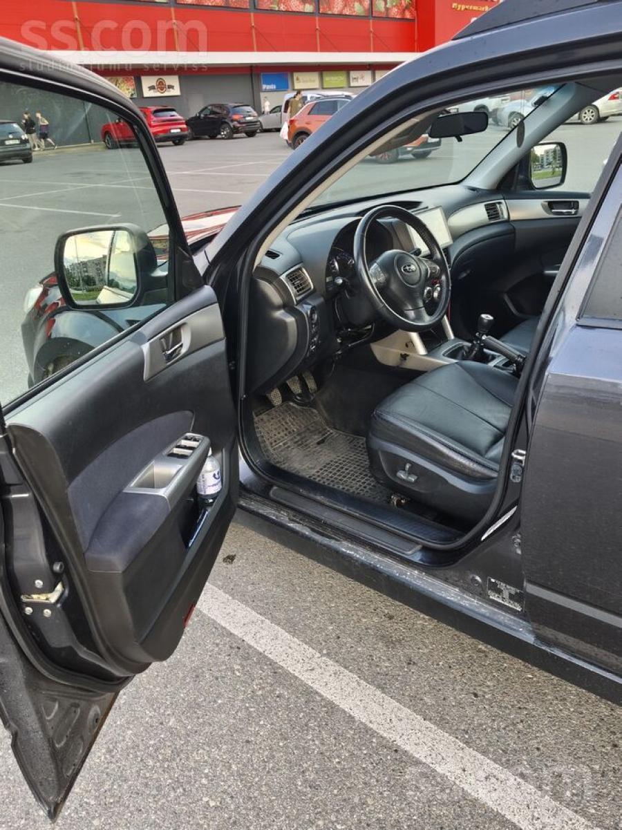 Black Subaru Forester 2010 in Riga, with an engine capacity of 2.00 L and mileage of 242 thousand km for 5000 €, photo 6 on AUTOMOTO.COM.LV
