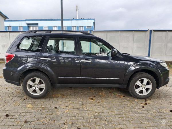 Subaru Forester 2010 Viļņa vietnē Melns Subaru Forester 2010 Viļņa, ar dzinēja tilpumu 2.00 L un nobraukumu 229 tūkst. km par 6700 €, foto 8 vietnē AUTOMOTO.COM.LV