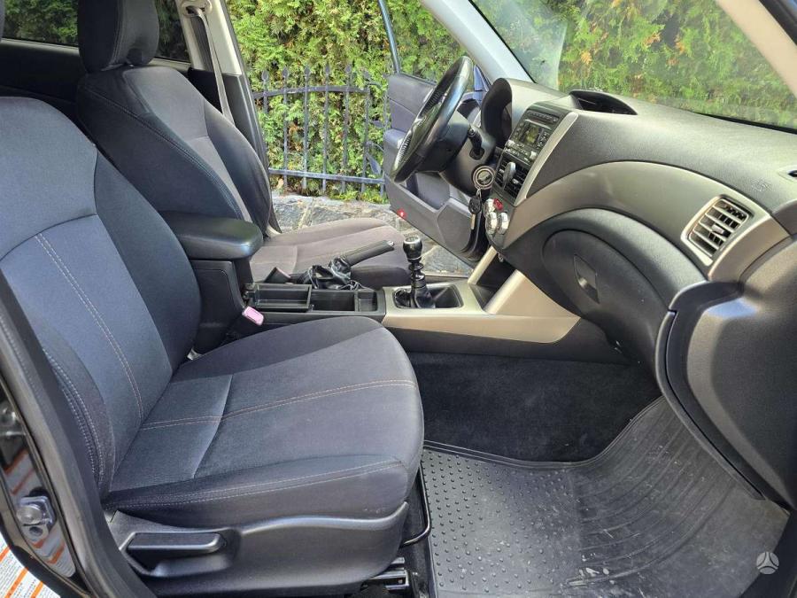 Black Subaru Forester 2010 in Radviliskis, with an engine capacity of 2.00 L and mileage of 300 thousand km for 2450 €, photo 8 on AUTOMOTO.COM.LV