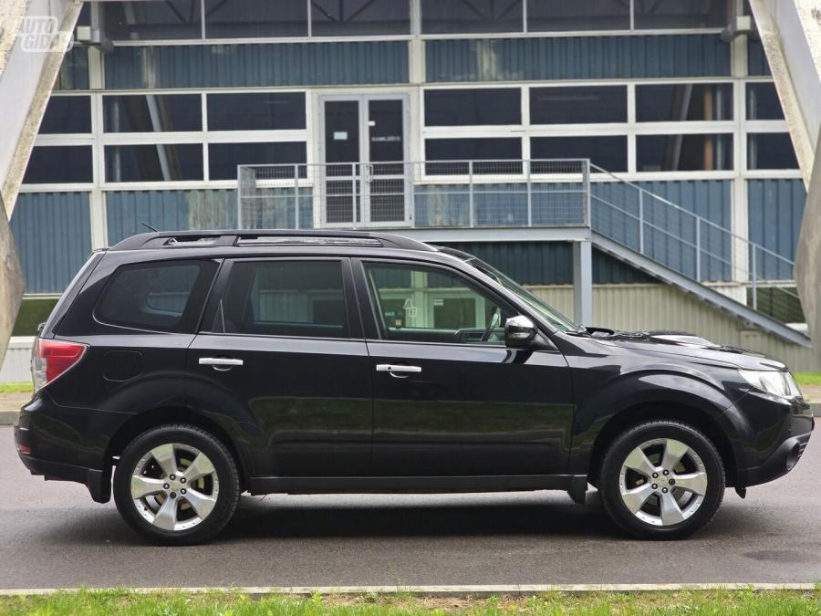 Melns Subaru Forester 2011 Viļņa, ar dzinēja tilpumu 2.00 L un nobraukumu 155 tūkst. km par 3200 €, foto 4 vietnē AUTOMOTO.COM.LV