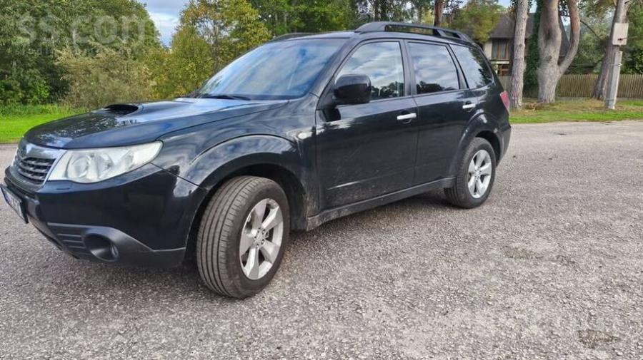 Black Subaru Forester 2011 in Riga, with an engine capacity of 2.00 L and mileage of 395 thousand km for 2850 €, photo 3 on AUTOMOTO.COM.LV