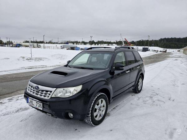 Black Subaru Forester 2012 in Vilnius, with an engine capacity of 2.00 L and mileage of 271 thousand km for 3750 €, photo 1 on AUTOMOTO.COM.LV