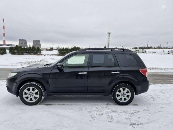 Black Subaru Forester 2012 in Vilnius, with an engine capacity of 2.00 L and mileage of 271 thousand km for 3750 €, photo 2 on AUTOMOTO.COM.LV