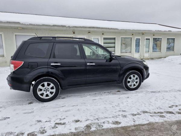 Black Subaru Forester 2012 in Vilnius, with an engine capacity of 2.00 L and mileage of 271 thousand km for 3750 €, photo 4 on AUTOMOTO.COM.LV