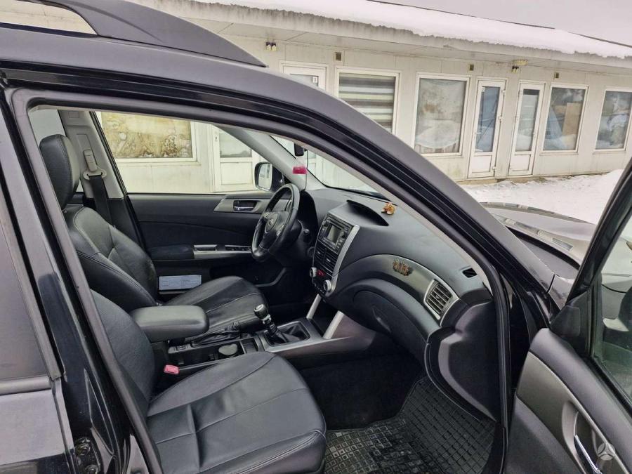 Melns Subaru Forester 2012 Viļņa, ar dzinēja tilpumu 2.00 L un nobraukumu 271 tūkst. km par 3750 €, foto 8 vietnē AUTOMOTO.COM.LV