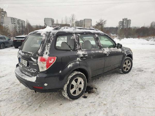 Melns Subaru Forester 2013 Viļņa, ar dzinēja tilpumu 2.50 L un nobraukumu 160 tūkst. km par 4000 €, foto 5 vietnē AUTOMOTO.COM.LV