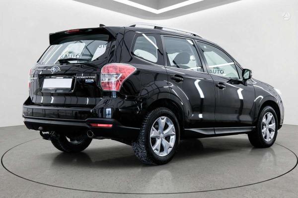 Subaru Forester 2015 in Kaunas on AUTOMOTO.COM.LV Black Subaru Forester 2015 in Kaunas, with an engine capacity of 2.00 L and mileage of 176 thousand km for 8390 €, photo 5 on AUTOMOTO.COM.LV