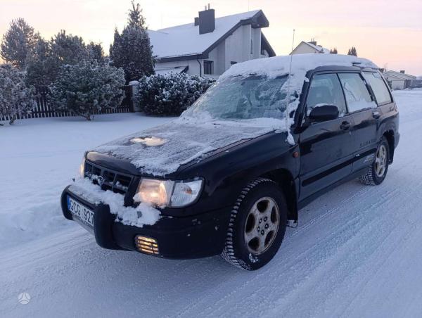 Black Subaru Forester 1998 in Panevezys, with an engine capacity of 2.00 L and mileage of 300 thousand km for 850 €, photo 1 on AUTOMOTO.COM.LV