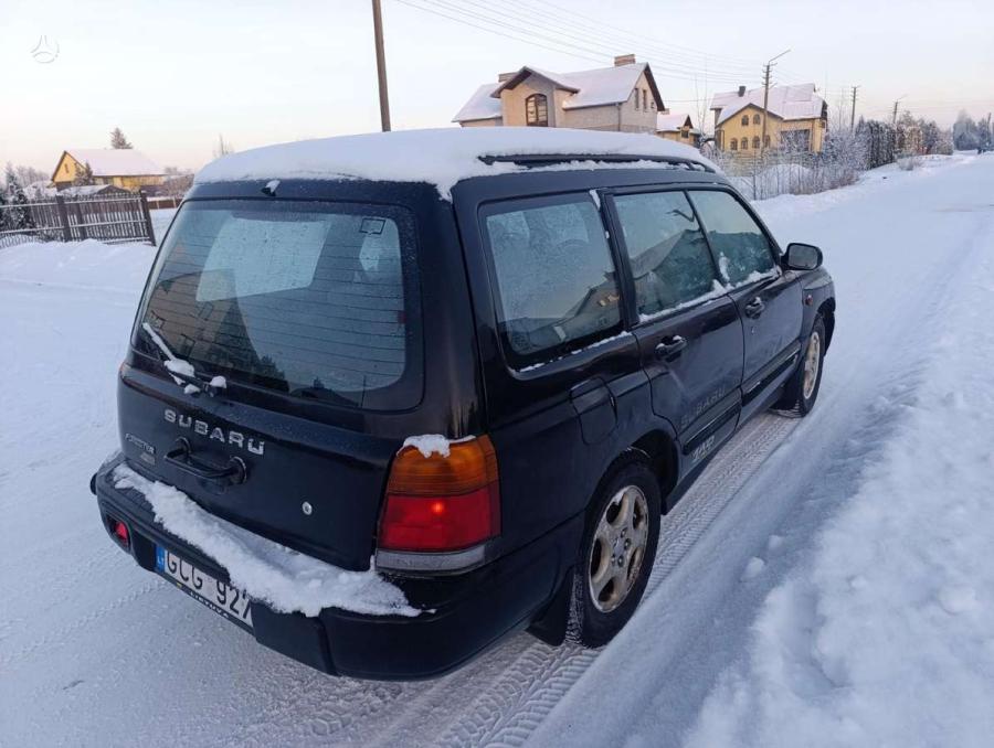 Черный Субару Форестер 1998 в Паневежис, объемом двигателя 2.00 л и пробегом 300 тыс. км за 850 €, фото 3 на AUTOMOTO.COM.LV
