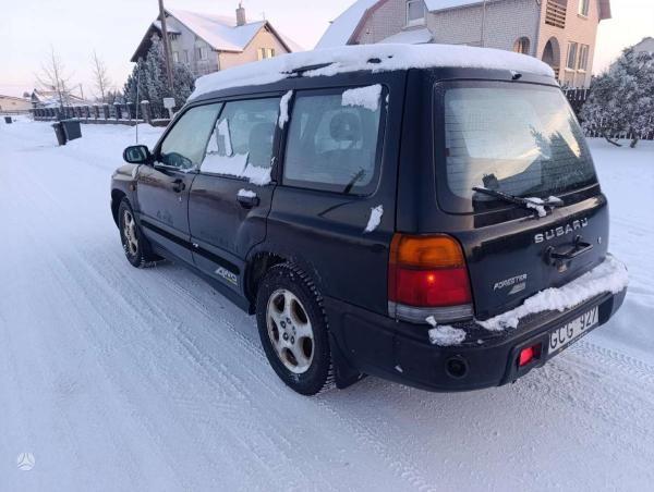 Black Subaru Forester 1998 in Panevezys, with an engine capacity of 2.00 L and mileage of 300 thousand km for 850 €, photo 4 on AUTOMOTO.COM.LV