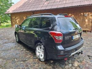 Black Subaru Forester 2016 in Rietavas, with an engine capacity of 2.50 L and mileage of 214 thousand km for 7200 €, photo 3 on AUTOMOTO.COM.LV