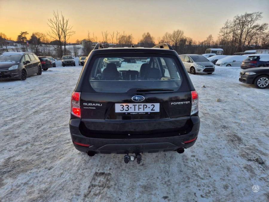 Black Subaru Forester 2012 in Utena, with an engine capacity of 2.00 L and mileage of 214 thousand km for 6300 €, photo 4 on AUTOMOTO.COM.LV