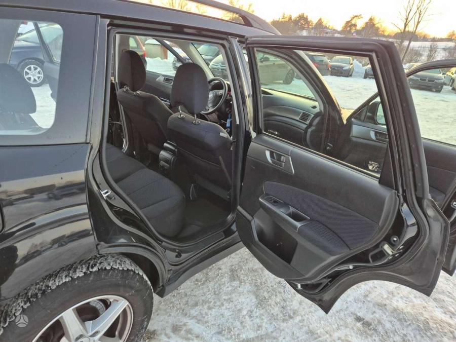 Black Subaru Forester 2012 in Utena, with an engine capacity of 2.00 L and mileage of 214 thousand km for 6300 €, photo 12 on AUTOMOTO.COM.LV