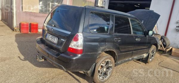 Black Subaru Forester 2006 in Riga, with an engine capacity of 2.00 L and mileage of 372 thousand km for 1300 €, photo 2 on AUTOMOTO.COM.LV