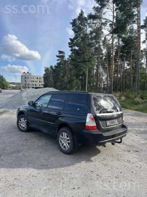 Black Subaru Forester 2006 in Riga, with an engine capacity of 2.00 L and mileage of 385 thousand km for 1650 €, photo 3 on AUTOMOTO.COM.LV