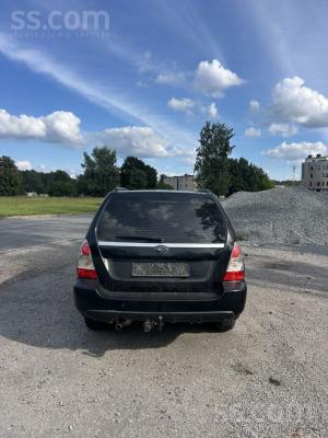 Black Subaru Forester 2006 in Riga, with an engine capacity of 2.00 L and mileage of 385 thousand km for 1650 €, photo 4 on AUTOMOTO.COM.LV