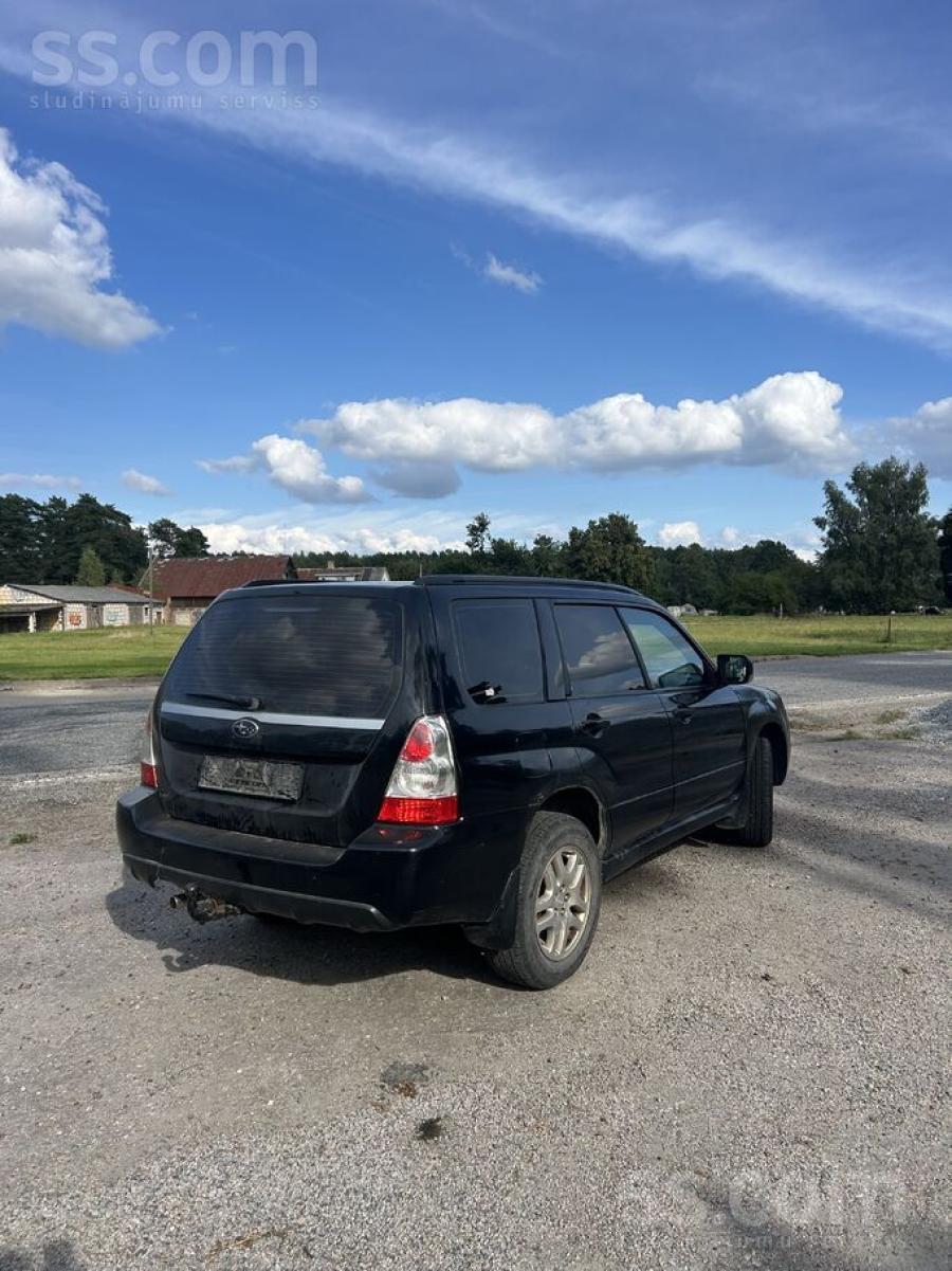 Black Subaru Forester 2006 in Riga, with an engine capacity of 2.00 L and mileage of 385 thousand km for 1650 €, photo 5 on AUTOMOTO.COM.LV