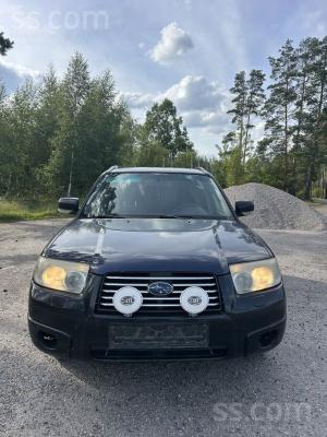 Black Subaru Forester 2006 in Riga, with an engine capacity of 2.00 L and mileage of 385 thousand km for 1650 €, photo 6 on AUTOMOTO.COM.LV