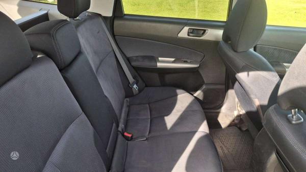 Subaru Forester 2008 Viļņa vietnē Melns Subaru Forester 2008 Viļņa, ar dzinēja tilpumu 2.00 L un nobraukumu 282 tūkst. km par 3500 €, foto 10 vietnē AUTOMOTO.COM.LV