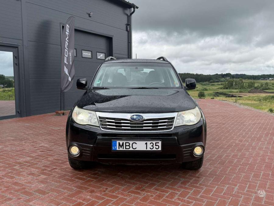Black Subaru Forester 2010 in Druskininkai, with an engine capacity of 2.50 L and mileage of 236 thousand km for 4590 €, photo 4 on AUTOMOTO.COM.LV